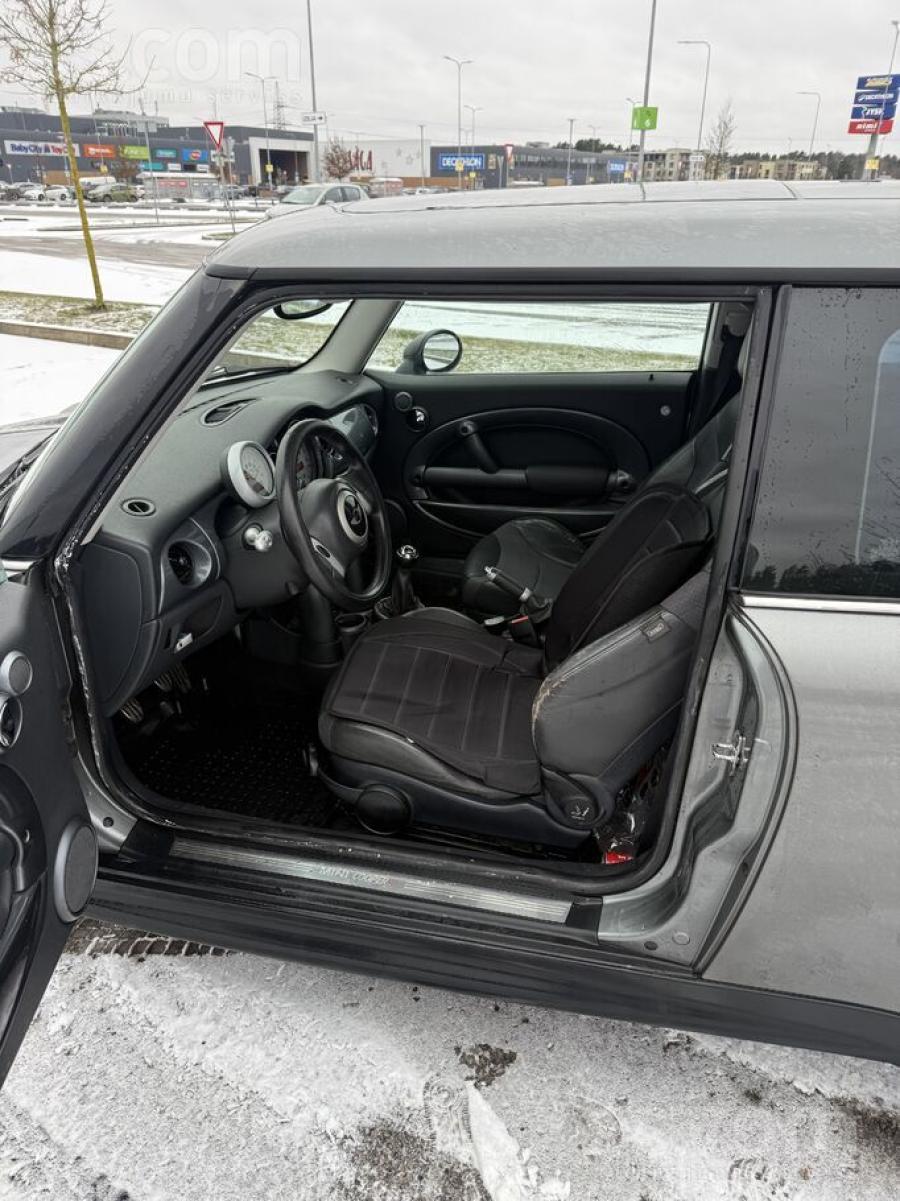 Grey MINI cooper-s 2003 in Riga, with an engine capacity of 1.60 L and mileage of 326 thousand km for 2490 €, photo 5 on AUTOMOTO.COM.LV