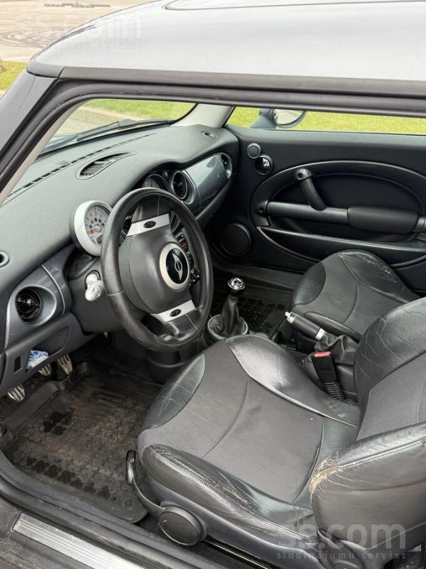 Grey MINI cooper-s 2003 in Riga, with an engine capacity of 1.60 L and mileage of 330 thousand km for 2390 €, photo 5 on AUTOMOTO.COM.LV