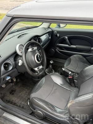 Grey MINI cooper-s 2003 in Riga, with an engine capacity of 1.60 L and mileage of 330 thousand km for 2390 €, photo 6 on AUTOMOTO.COM.LV