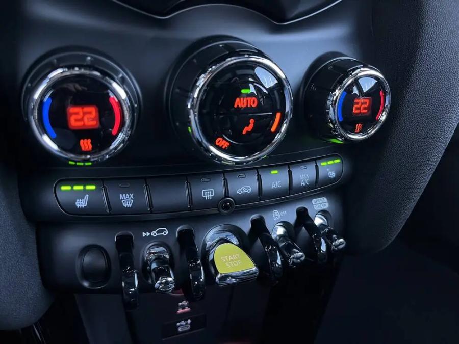 Grey MINI cooper-s 2020 in Riga, with an engine capacity of 0.00 L and mileage of 44 thousand km for 18500 €, photo 13 on AUTOMOTO.COM.LV