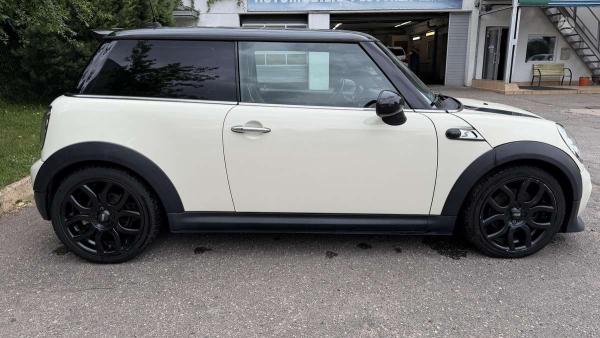 White MINI cooper-s 2013 in Vilnius, with an engine capacity of 1.60 L and mileage of 197 thousand km for 4900 €, photo 6 on AUTOMOTO.COM.LV