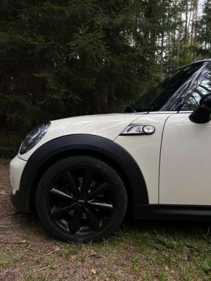 White MINI cooper-s 2013 in Vilnius, with an engine capacity of 1.60 L and mileage of 203 thousand km for 5200 €, photo 5 on AUTOMOTO.COM.LV