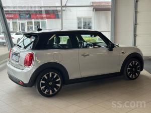 White MINI cooper-s 2021 in Riga, with an engine capacity of 2.00 L and mileage of 29 thousand km for 19900 €, photo 3 on AUTOMOTO.COM.LV