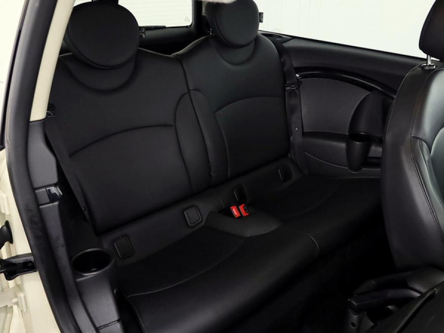 White MINI cooper-s 2011 in Tallinn, with an engine capacity of 1.60 L and mileage of 208 thousand km for 3499 €, photo 8 on AUTOMOTO.COM.LV