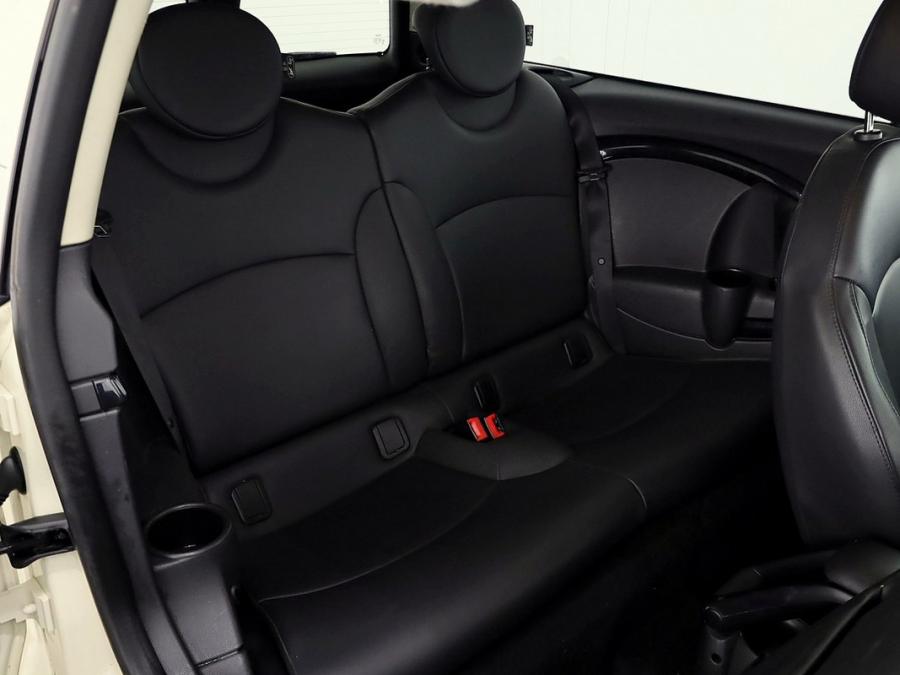 White MINI cooper-s 2011 in Tallinn, with an engine capacity of 1.60 L and mileage of 208 thousand km for 3499 €, photo 17 on AUTOMOTO.COM.LV