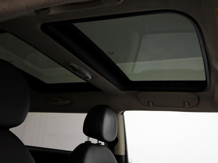 White MINI cooper-s 2011 in Tallinn, with an engine capacity of 1.60 L and mileage of 208 thousand km for 3499 €, photo 18 on AUTOMOTO.COM.LV