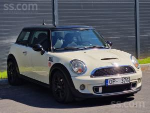 White MINI cooper-s 2012 in Riga, with an engine capacity of 2.00 L and mileage of 247 thousand km for 5700 €, photo 4 on AUTOMOTO.COM.LV