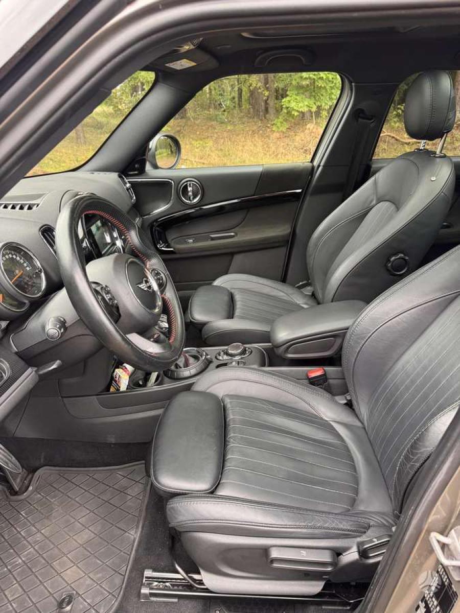Grey MINI Cooper SD 2017 in Jonava, with an engine capacity of 2.00 L and mileage of 281 thousand km for 14500 €, photo 9 on AUTOMOTO.COM.LV