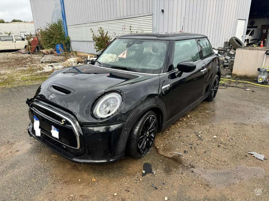 Black MINI Cooper SE 2022 in Taurage, with an engine capacity of 0.00 L and mileage of 20 thousand km for 6900 €, photo 1 on AUTOMOTO.COM.LV
