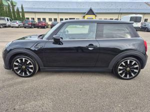 Black MINI Cooper SE 2022 in Mazeikiai, with an engine capacity of 0.00 L and mileage of 49 thousand km for 12400 €, photo 3 on AUTOMOTO.COM.LV