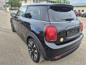 Black MINI Cooper SE 2022 in Mazeikiai, with an engine capacity of 0.00 L and mileage of 49 thousand km for 12400 €, photo 4 on AUTOMOTO.COM.LV