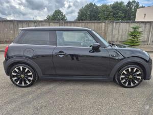 Black MINI Cooper SE 2022 in Mazeikiai, with an engine capacity of 0.00 L and mileage of 49 thousand km for 12400 €, photo 6 on AUTOMOTO.COM.LV