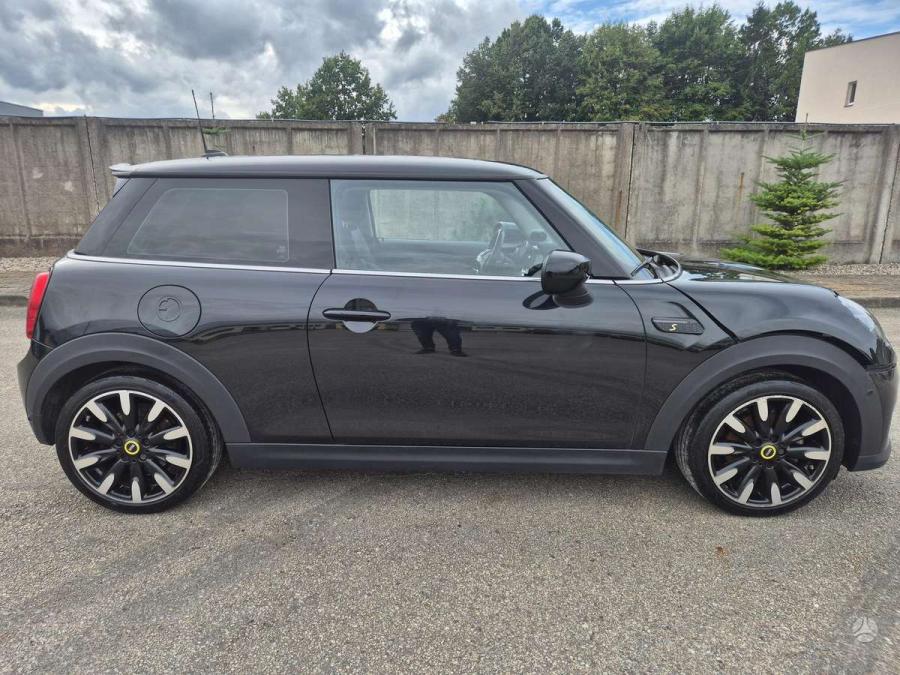 Black MINI Cooper SE 2022 in Mazeikiai, with an engine capacity of 0.00 L and mileage of 49 thousand km for 12400 €, photo 6 on AUTOMOTO.COM.LV