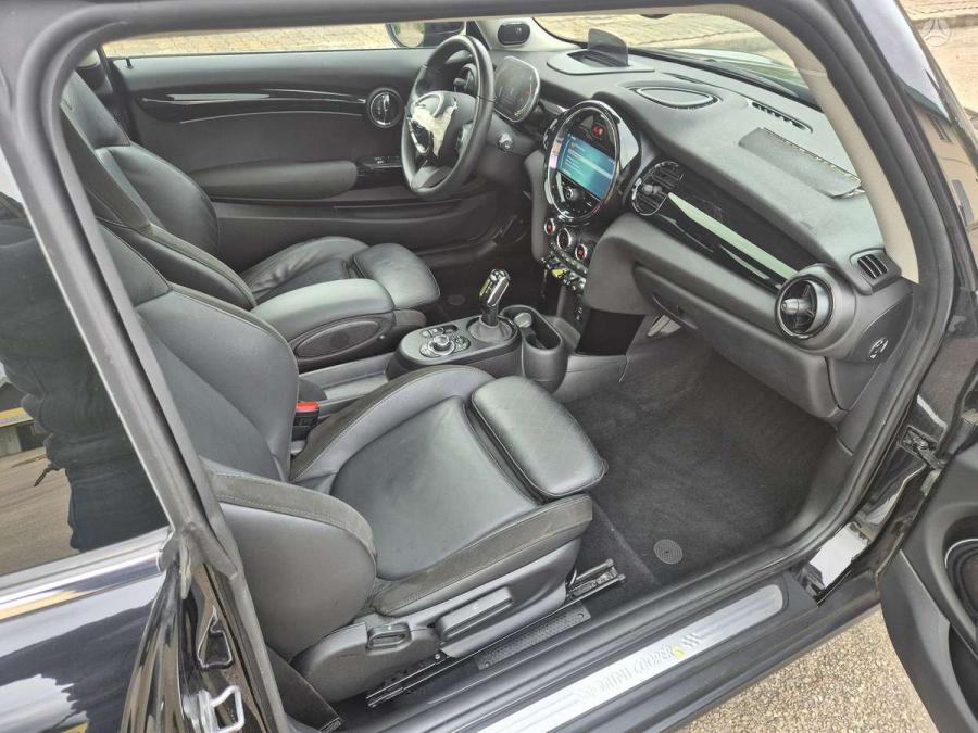 Black MINI Cooper SE 2022 in Mazeikiai, with an engine capacity of 0.00 L and mileage of 49 thousand km for 12400 €, photo 9 on AUTOMOTO.COM.LV
