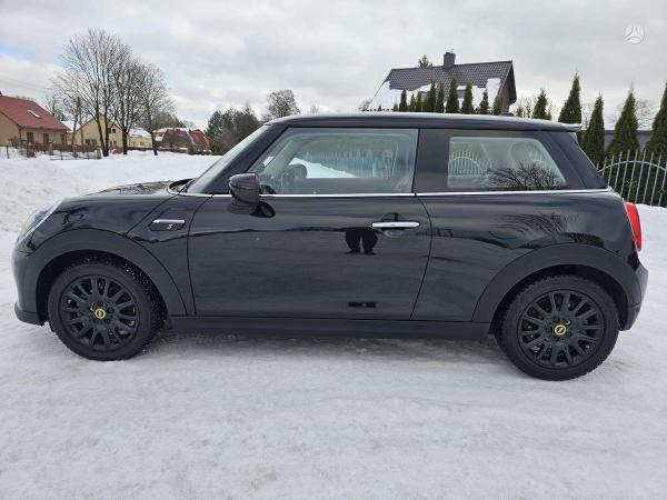 Black MINI Cooper SE 2023 in Taurage, with an engine capacity of 0.00 L and mileage of 38 thousand km for 14999 €, photo 4 on AUTOMOTO.COM.LV