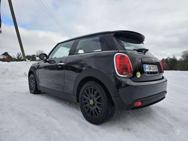 Black MINI Cooper SE 2023 in Taurage, with an engine capacity of 0.00 L and mileage of 38 thousand km for 14999 €, photo 5 on AUTOMOTO.COM.LV