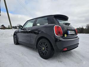 Black MINI Cooper SE 2023 in Taurage, with an engine capacity of 0.00 L and mileage of 38 thousand km for 14999 €, photo 5 on AUTOMOTO.COM.LV
