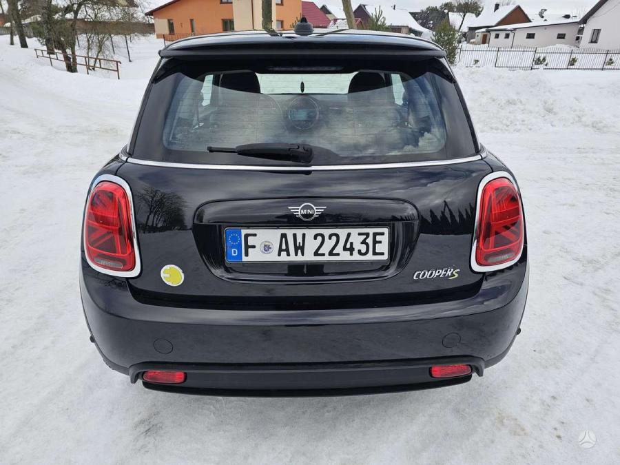 Black MINI Cooper SE 2023 in Taurage, with an engine capacity of 0.00 L and mileage of 38 thousand km for 14999 €, photo 6 on AUTOMOTO.COM.LV