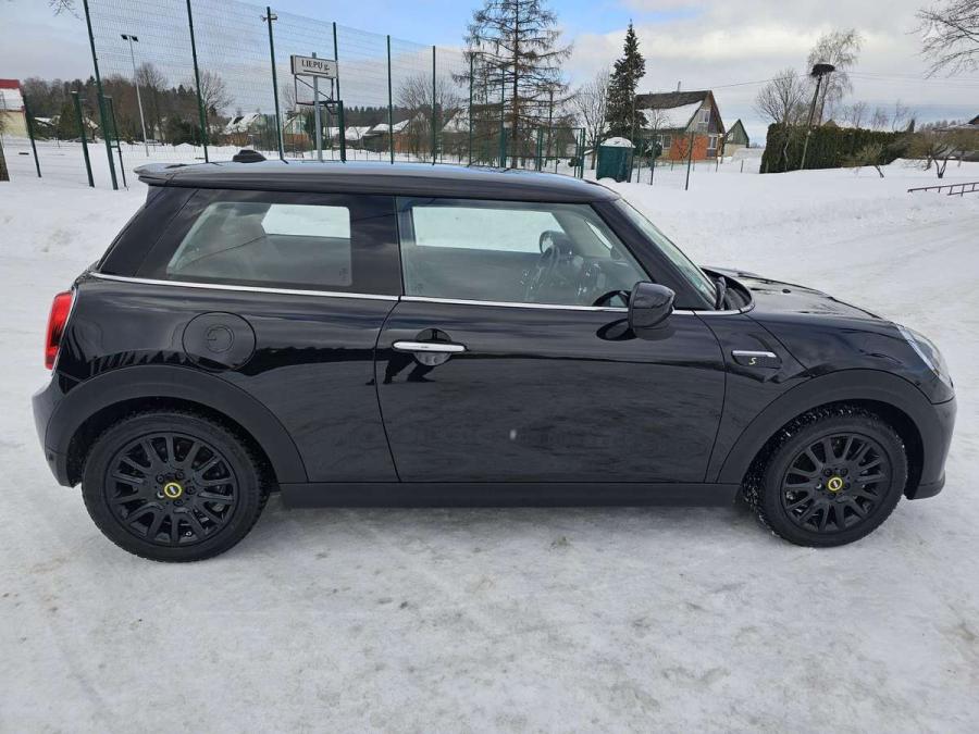 Black MINI Cooper SE 2023 in Taurage, with an engine capacity of 0.00 L and mileage of 38 thousand km for 14999 €, photo 8 on AUTOMOTO.COM.LV