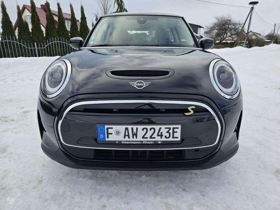 Black MINI Cooper SE 2023 in Taurage, with an engine capacity of 0.00 L and mileage of 38 thousand km for 14999 €, photo 9 on AUTOMOTO.COM.LV