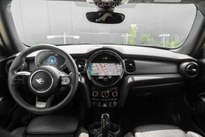 White MINI Cooper SE 2024 in Vilnius, with an engine capacity of 0.00 L and mileage of 10 thousand km for 22450 €, photo 16 on AUTOMOTO.COM.LV