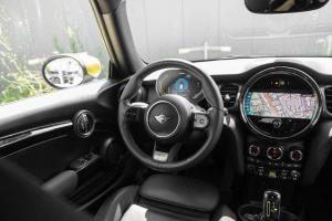 White MINI Cooper SE 2024 in Vilnius, with an engine capacity of 0.00 L and mileage of 10 thousand km for 22450 €, photo 17 on AUTOMOTO.COM.LV