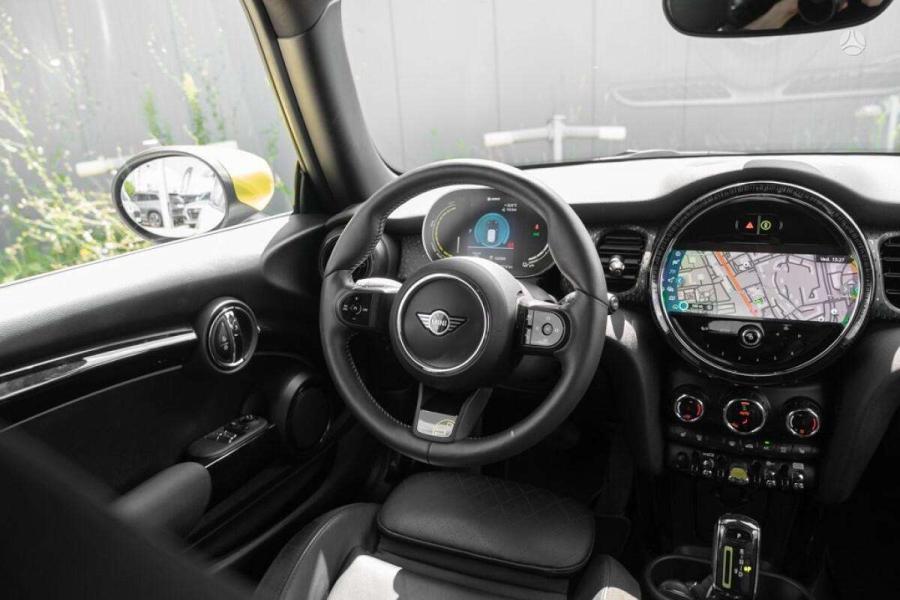 White MINI Cooper SE 2024 in Vilnius, with an engine capacity of 0.00 L and mileage of 10 thousand km for 22450 €, photo 17 on AUTOMOTO.COM.LV