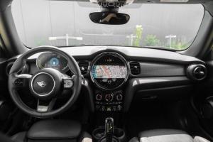 White MINI Cooper SE 2024 in Vilnius, with an engine capacity of 0.00 L and mileage of 10 thousand km for 22450 €, photo 16 on AUTOMOTO.COM.LV