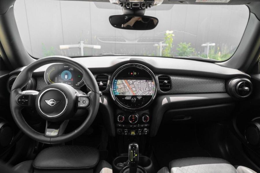 White MINI Cooper SE 2024 in Vilnius, with an engine capacity of 0.00 L and mileage of 10 thousand km for 22450 €, photo 16 on AUTOMOTO.COM.LV