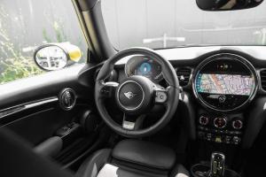 White MINI Cooper SE 2024 in Vilnius, with an engine capacity of 0.00 L and mileage of 10 thousand km for 22450 €, photo 17 on AUTOMOTO.COM.LV