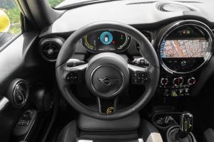 White MINI Cooper SE 2024 in Vilnius, with an engine capacity of 0.00 L and mileage of 10 thousand km for 22450 €, photo 18 on AUTOMOTO.COM.LV