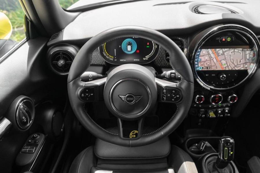White MINI Cooper SE 2024 in Vilnius, with an engine capacity of 0.00 L and mileage of 10 thousand km for 22450 €, photo 18 on AUTOMOTO.COM.LV