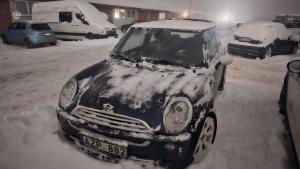 Violets MINI Cooper 2005 Viļņa, ar dzinēja tilpumu 1.60 L un nobraukumu 143 tūkst. km par 550 €, foto  vietnē AUTOMOTO.COM.LV