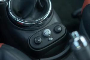 Balts MINI Cooper 2006 Liepāja, ar dzinēja tilpumu 1.60 L un nobraukumu 208 tūkst. km par 3200 €, foto 18 vietnē AUTOMOTO.COM.LV