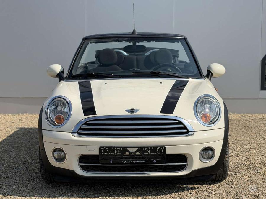 White MINI Cooper 2009 in Siauliai, with an engine capacity of 1.60 L and mileage of 132 thousand km for 4499 €, photo 3 on AUTOMOTO.COM.LV