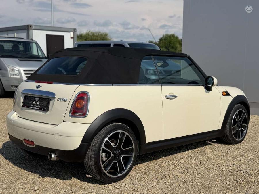 White MINI Cooper 2009 in Siauliai, with an engine capacity of 1.60 L and mileage of 132 thousand km for 4499 €, photo 13 on AUTOMOTO.COM.LV
