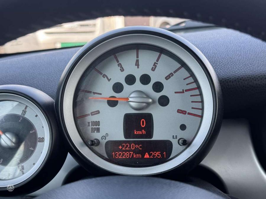 White MINI Cooper 2009 in Siauliai, with an engine capacity of 1.60 L and mileage of 132 thousand km for 4499 €, photo 17 on AUTOMOTO.COM.LV