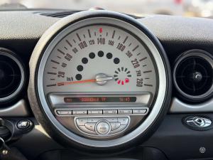 White MINI Cooper 2009 in Siauliai, with an engine capacity of 1.60 L and mileage of 132 thousand km for 4499 €, photo 25 on AUTOMOTO.COM.LV
