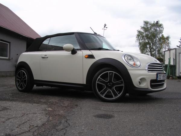 White MINI Cooper 2011 in Riga, with an engine capacity of 1.60 L and mileage of 182 thousand km for 5950 €, photo 5 on AUTOMOTO.COM.LV