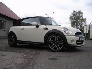 White MINI Cooper 2011 in Riga, with an engine capacity of 1.60 L and mileage of 182 thousand km for 5950 €, photo 6 on AUTOMOTO.COM.LV