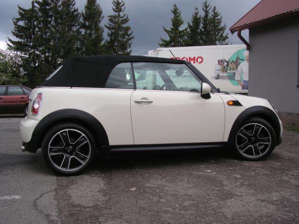 White MINI Cooper 2011 in Riga, with an engine capacity of 1.60 L and mileage of 182 thousand km for 5950 €, photo 6 on AUTOMOTO.COM.LV