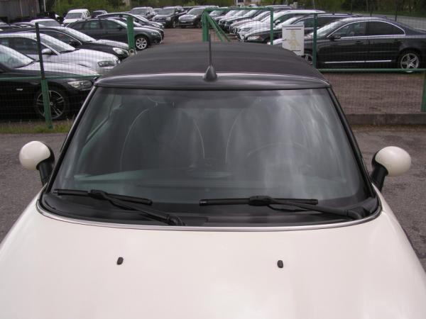 White MINI Cooper 2011 in Riga, with an engine capacity of 1.60 L and mileage of 182 thousand km for 5950 €, photo 8 on AUTOMOTO.COM.LV
