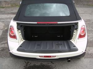 White MINI Cooper 2011 in Riga, with an engine capacity of 1.60 L and mileage of 182 thousand km for 5950 €, photo 11 on AUTOMOTO.COM.LV