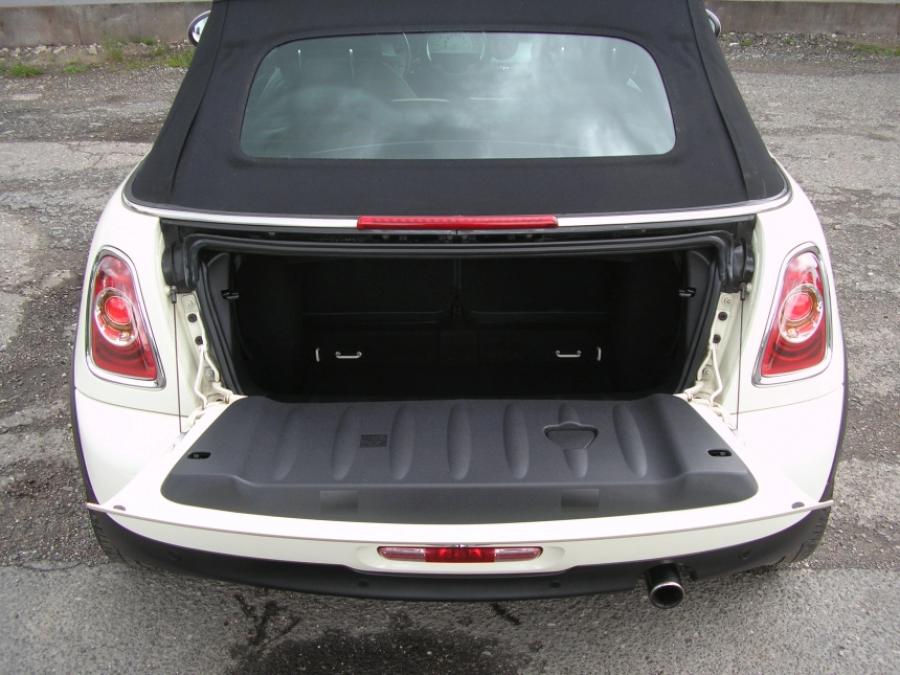White MINI Cooper 2011 in Riga, with an engine capacity of 1.60 L and mileage of 182 thousand km for 5950 €, photo 11 on AUTOMOTO.COM.LV