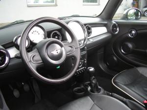 White MINI Cooper 2011 in Riga, with an engine capacity of 1.60 L and mileage of 182 thousand km for 5950 €, photo 13 on AUTOMOTO.COM.LV