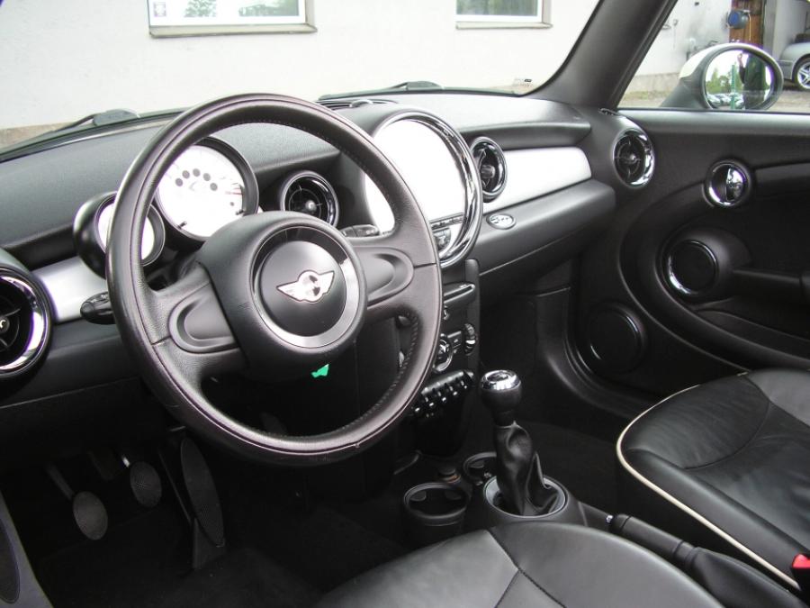 White MINI Cooper 2011 in Riga, with an engine capacity of 1.60 L and mileage of 182 thousand km for 5950 €, photo 13 on AUTOMOTO.COM.LV