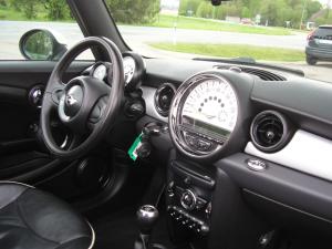 White MINI Cooper 2011 in Riga, with an engine capacity of 1.60 L and mileage of 182 thousand km for 5950 €, photo 18 on AUTOMOTO.COM.LV