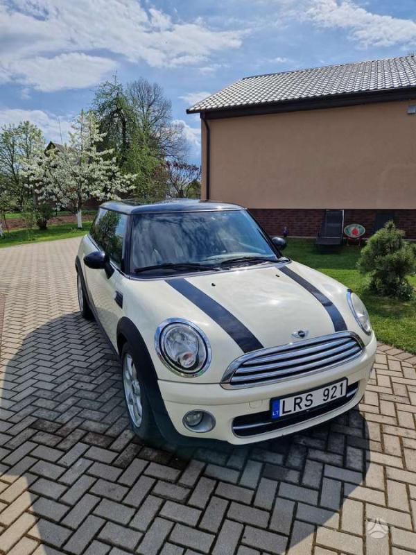 White MINI Cooper 2010 in Moletai, with an engine capacity of 1.56 L and mileage of 266 thousand km for 4500 €, photo 1 on AUTOMOTO.COM.LV