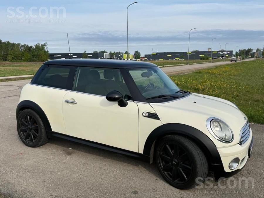 White MINI Cooper 2010 in Riga, with an engine capacity of 1.60 L and mileage of 286 thousand km for 3400 €, photo 5 on AUTOMOTO.COM.LV