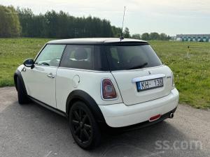 White MINI Cooper 2010 in Riga, with an engine capacity of 1.60 L and mileage of 286 thousand km for 3400 €, photo 7 on AUTOMOTO.COM.LV